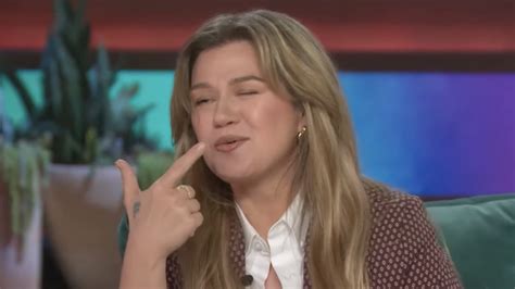 Kelly Clarkson Reveals Secret Of Her Sapphic Wink