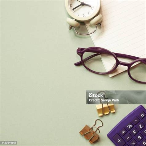 노트북 안경 시계 클립 계산기 녹색 책상에 소모품이있는 사무실 책상 테이블 플랫 레이 상단보기 복사 공간 플랫 레이에 대한 스톡 사진 및 기타 이미지 Istock