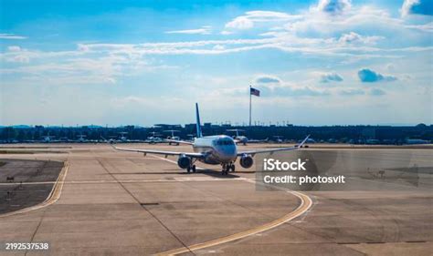 공항 터미널 활주로 스트립 유나이티드 항공의 비행기 도착 공항 출발 및 도착 유나이티드 항공 비행기가 공항에서 출발합니다 성조기 0명에 대한 스톡 사진 및 기타 이미지