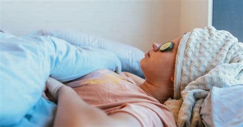 담요를 덮고 침대에서 자고 있는 어린 아이 사진 Unsplash의 선 이미지