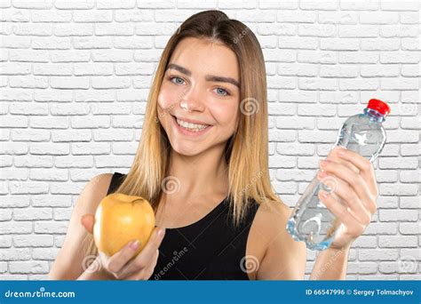 Belle Fille De Forme Physique Photo stock Image du détruisez ajustement