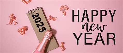 새해 복 많이 받으세요 Silvester 새해 전야 파티 축하 인사말 카드 핑크 샴페인 병 연도 번호 2025 및 리본이 있는 달력 분홍색 테이블 배경에 고립 평면도 12월