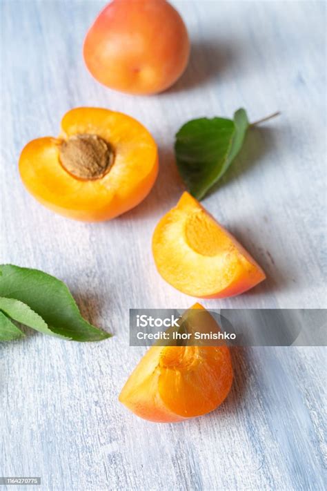 살구와 원활한 패턴 살구 과일과 파란색 배경 평면 평신도에 절반 맨 위 보기 자연 녹색 개념 공간을 복사합니다 신선한 컷 살구