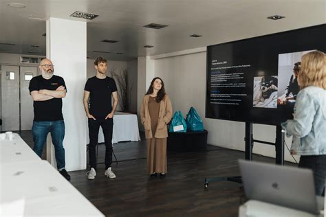 실내 공동 작업 공책 교육 그룹 회의 금속 천장 기업 설정 녹색 의자 동료 물 병 비즈니스 비즈니스 복장 사무용 가구 사업 전략 성인 세미나