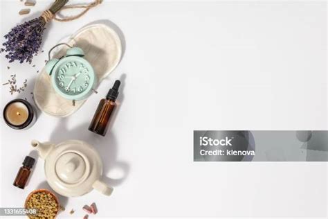 우울증과 불면증 개념을 치료하기위한 한방 약 알람 시계 약 허브 캡슐 카모마일 차 와 흰색 배경에 아로마 테라피 오일 플랫 레이 개념에 대한 스톡 사진 및 기타 이미지