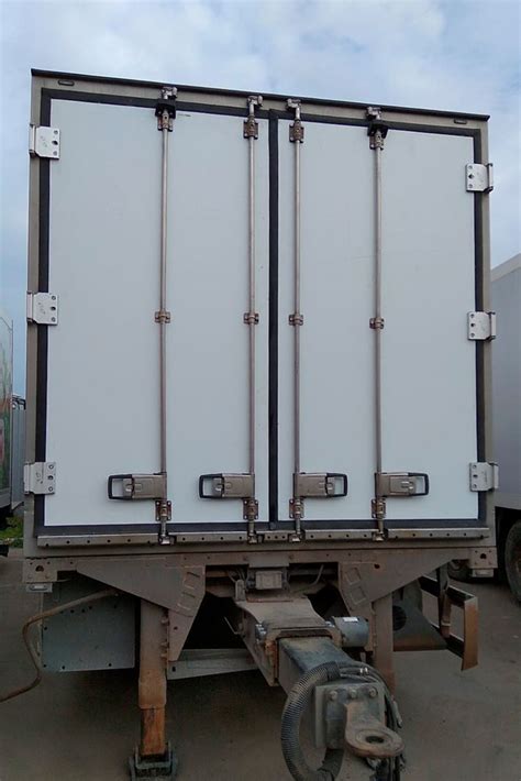 Фото дверей фургона при замене их мастерами «business Auto