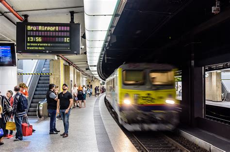 시외 기차로 브뤼셀 중앙역에 있는 플랫폼을 기다리는 승객 들이 도착 합니다 Capital Region에 대한 스톡 사진 및 기타 이미지 Capital Region
