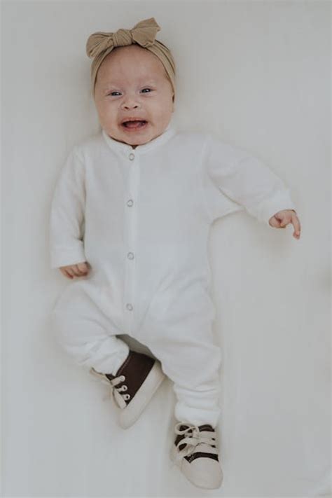 가족 고요한 귀여운 기쁨 노는 시간 누워 있는 다시 없는 기쁨 달콤한 따뜻함 리본 매력적인 매우 기쁜 머리띠 미소 짓는 바디수트 부드러운 질감