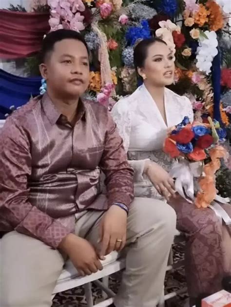 Cinta Pertama Berujung Pelaminan Ini 9 Momen Bahagia Lamaran Dustin
