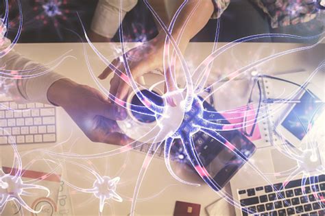 함께 일하는 남자와 여자의 이중 노출과 뉴런 홀로그램 그리기 컴퓨터 배경입니다 맨 위 보기 교육 개념 건강관리와 의술에 대한