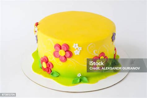 핑크 꽃 잎 흰색 배경에 패턴 장식 노란색 매스 틱 나무 다채로운 어린이 생일 케이크에 의하여 이루어져 있다 0명에 대한 스톡
