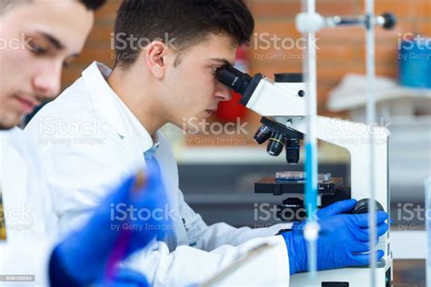 실험실에서 실험을 수행하는 젊은 과학자 개념에 대한 스톡 사진 및 기타 이미지 개념 건강 진단 건강관리와 의술 Istock