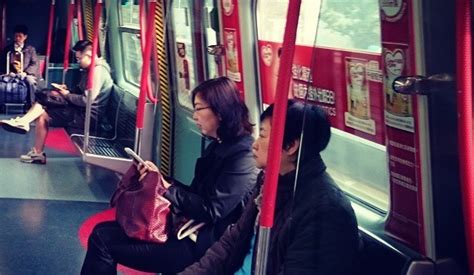 一向喜歡火車討厭地鐵拜託不用提醒我香港只有港鐵即使車票通用了火車是開楊跟世界關聯的地鐵是封閉壓抑的後來火車在一邊加了電視我