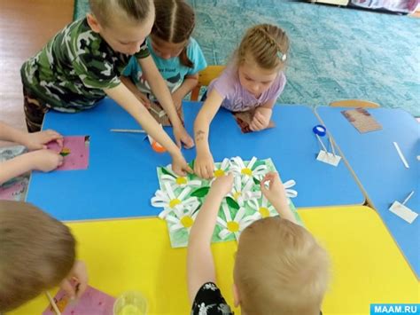 Коллективная работа по аппликации из бумажных полосок «Ромашковое поле в старшей группе 6 фото