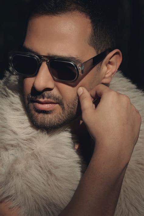 검은 머리 날카로운 남성 명사 남자 럭셔리 모피 미스터리 보그 사람 사진 촬영 선글라스 성인 손질 된 수염 수직 쐈어 스카프 스타일 시원한