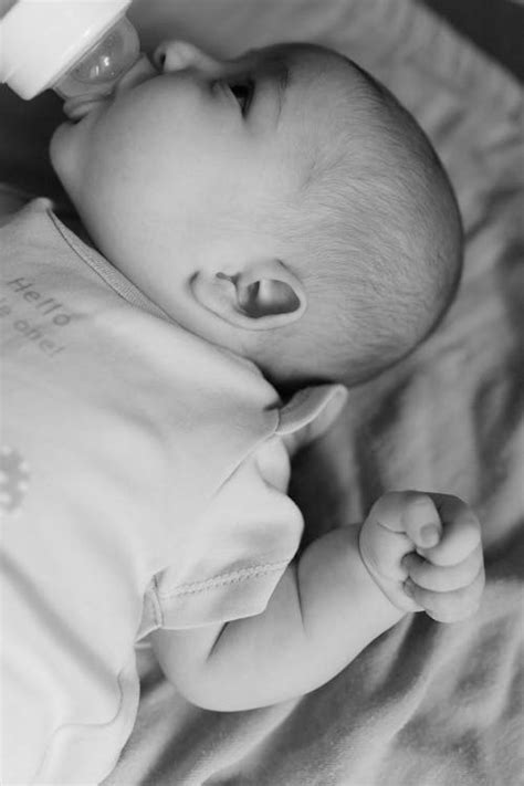 가정의 가족 간병 감정 다정함 단란함 라이프스타일 먹여주는 모성 모성 관리 방 배고픈 아기 병 먹이기 보육 부모 불만족스러운 불쾌한 비명