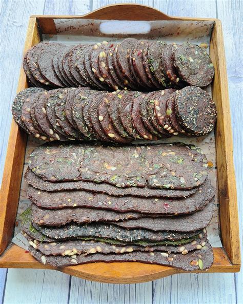 홍두깨살로 만든 육포 요렇게 맛있게 건조되었어요 살짝 구워서 먹으니 맛있네요 건조하는 방법 다양한데 저는 건조기로 완성했답니다