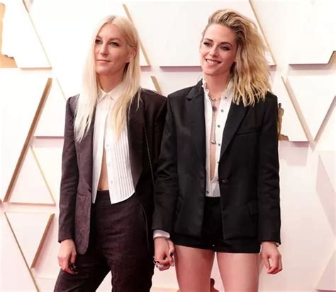 크리스틴 스튜어트 6년 사귄 동성 연인과 La 자택서 결혼식 올려