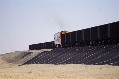 Тавантолгой Зүүнбаянгийн 416 км төмөр замын зүгшрүүлэх тээвэр эхэллээ