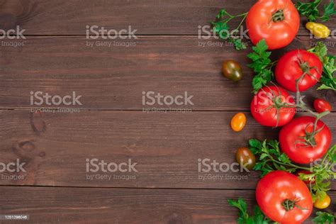 복사 공간이있는 소박한 나무 표면에 파슬리 잎과 다른 색상의 붉은 토마토와 체리 토마토 0명에 대한 스톡 사진 및 기타 이미지 0명 갈색 구도 Istock