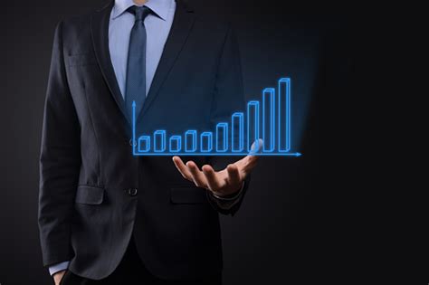 홀로그램 그래프와 주식 시장 통계를 보유한 사업가가 이익을 얻습니다 성장 계획 및 비즈니스 전략의 개념 좋은 경제 양식 디지털 화면의 디스플레이 개념에 대한 스톡 사진 및
