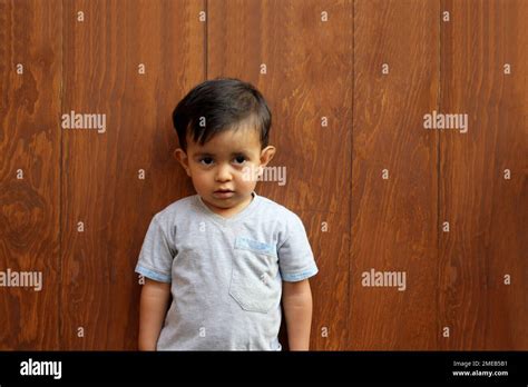 Jeune Latino Garçon De 2 Ans à Poil Brun Avec Syndrome Dasperger Qui Fait Partie Du Trouble Du