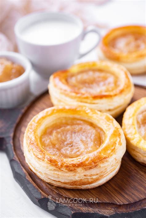 Ватрушки с повидлом из слоеного теста — рецепт с фото и видео