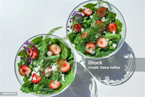 화창한 날에는 정원에서 신선한 딸기 바질 모짜렐라 식용 꽃을 곁들인 여름 채소 샐러드 건강한 식생활 유기농 및 채식 식품 건강한 식생활에 대한 스톡 사진 및 기타 이미지