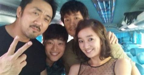 마동석 장혁·수애와 친밀함 가득 인증샷 훈훈하네