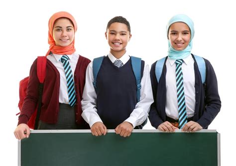 Les écoliers Avec Le Tableau Vert De Lécole Sur Fond Blanc Photo Premium