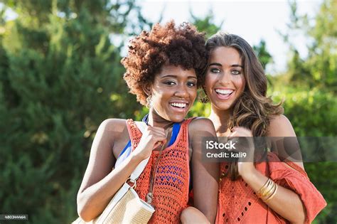 두 명의 젊은 다인종 여자대표 여름 일 16 17 살에 대한 스톡 사진 및 기타 이미지 16 17 살 20 29세 2015년 Istock