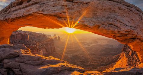 미국 유타주 모압 근처 캐니언랜즈 국립공원의 메사 아치에서 볼 수 있는 유명한 일출 사진 Unsplash의 자연 이미지