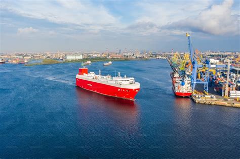 항구에서 바다로 자동차 및 기타 새로운 운송 돛을 운송하기위한 화물 빨간 배 사진 Unsplash의 수송 이미지