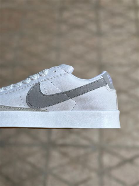 کتونی نایک بلیزر سفید طوسی روشن ۷۰۳ کفش حسام