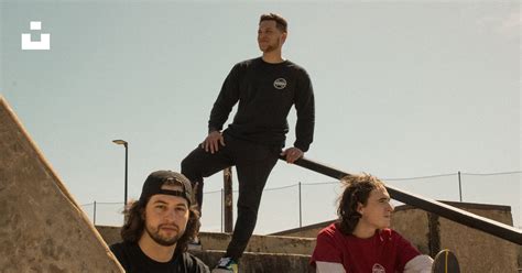 한 무리의 젊은이들이 스케이트보드를 타고 계단을 내려가고 있다 사진 Unsplash의 무료 얼굴 이미지