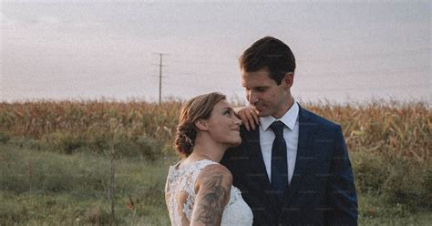 들판에 서 있는 신랑 신부 사진 Unsplash의 신부 이미지