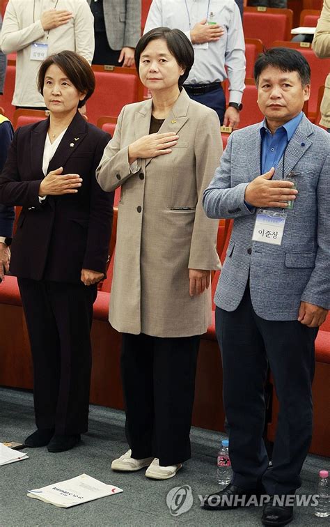 국민의례하는 이정미 대표 연합뉴스