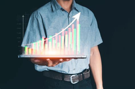 사업가 핸드 쇼 스톡 차트 그래프 표시기와 상승 주식 기호를 보여주는 금리 금융 및 모기지 금리 개념 이중 노출 이미지 가격에