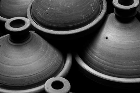 가마 거친 골동품 공예 글레이즈 기구 냄비 단순한 도기 도자기 디자인 러스틱 문화 유산 문화적 미니멀리스트 민속 예술 바퀴로 던진 보울 블랙