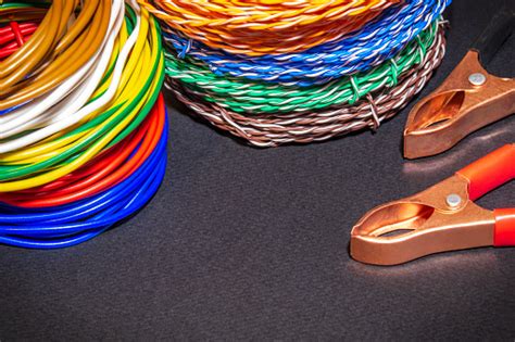 마스터 전기 기술자를 위해 준비된 다양한 색상의 전선 및 악어 클립 0명에 대한 스톡 사진 및 기타 이미지 0명 검은색