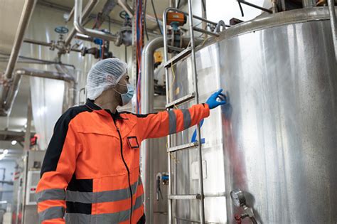 생선 통조림 공장 해산물 제조 식품 가공 증기 보일러 및 생산 엔지니어 증기 보일러 자동 제어 시스템의 품질 수리 유지 보수를 검사하는 플랜트 엔지니어 25 29세에 대한