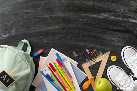 교육을 주제로 한 전시 백팩 운동화 다양한 학습 자료를 칠판 표면에 캡처하고 텍스트 또는 홍보 콘텐츠를 위한 복사 공간이 있는 하이 앵글 샷 교육에 대한 스톡 사진 및 기타