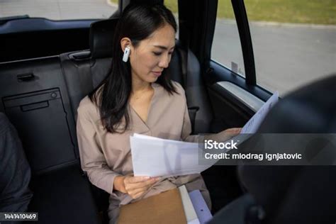 출근길에 자동차로 여행하는 동안 문서를 확인하는 사업가 30 34세에 대한 스톡 사진 및 기타 이미지 30 34세 교통수단 기업 비즈니스 Istock
