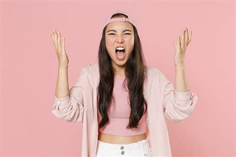 파스텔 핑크 배경 스튜디오 초상화에 고립 포즈 캐주얼 옷 모자에 화가 젊은 아시아 여자 소녀 사람들은 라이프 스타일 개념을 감정