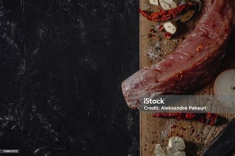 어두운 배경과 텍스트에 대 한 빈 공간에 나무 절단 보드에 신선한 원시 돼지고기 안심 고기에 대한 스톡 사진 및 기타 이미지 고기 날것 대형 Istock