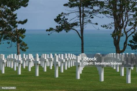 프랑스 노르망디 주 콜레빌 쉬르 메르의 오마하 비치 시메티에 아메리카인에 있는 미국 전쟁 묘지에서 쓰러진 미군 병사들의 하얀 십자가 줄 노르망디에 대한 스톡 사진 및 기타