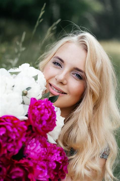 Идея фото летом цветы пионы эстетика фотосессия