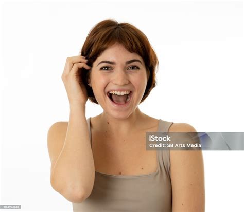 행복 흥분과 놀란 얼굴 표정과 아름다운 미소와 매력적인 젊은 예쁜 백인 여성의 초상화를 닫습니다 흰색에 격리 사람에서 긍정적 인