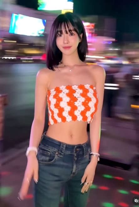 Bj 과즙세연 또 미국갔나 크롭티로 뽐낸 볼륨미 자랑