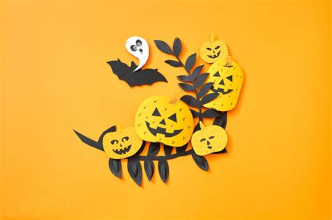 잎 박쥐 유령 무서운 얼굴로 호박 텍스트 위한 공간을 가진 주황색 배경에 비행 핸드 크 래 프 트 종이 할로윈을 구성 평면 배치 0명에 대한 스톡 사진 및 기타 이미지